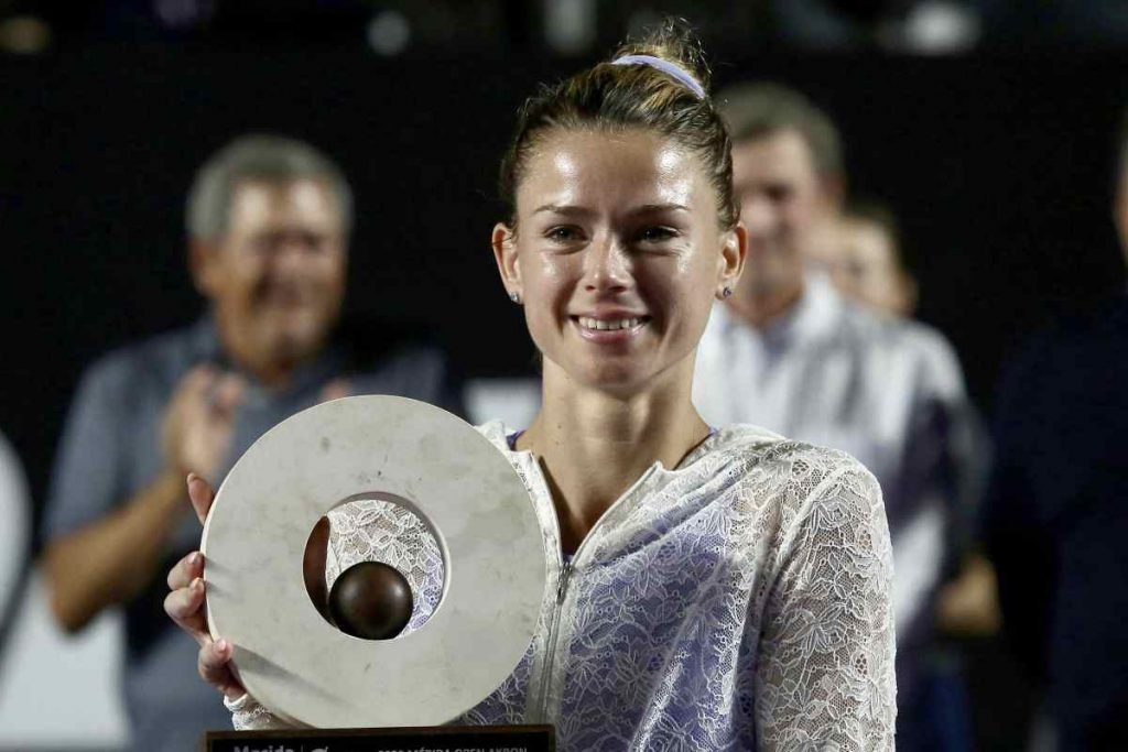 Camicetta aperta e shorts, l'outfit osè di Camila Giorgi manda in ...